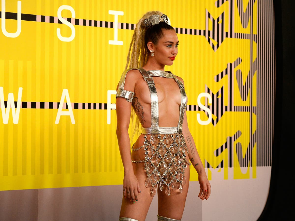 Miley Cyrus Breaks Down During Saturday Night Live Performance The